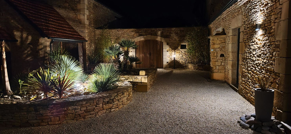 Sublimer son jardin toute l’année avec l’éclairage LED BYLED