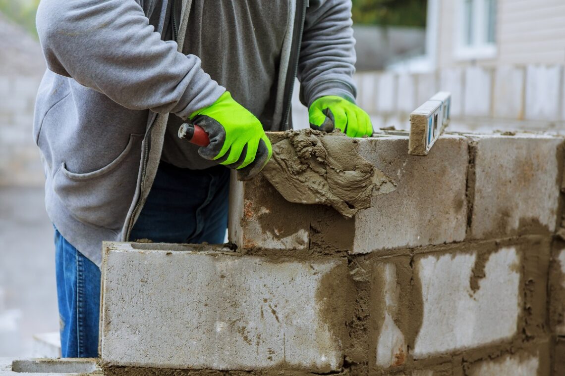 Comment habiller un mur extérieur en parpaing