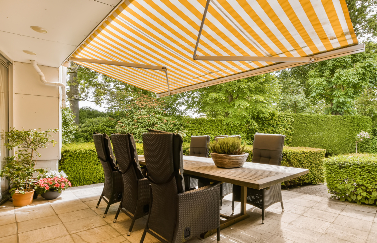 Pourquoi le store banne est-il bien plus pratique qu’une pergola en bois